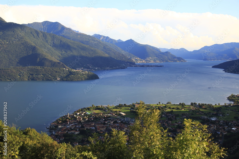 Panorama Blick über den oberen Teil vom Comer See über Gravedona ...