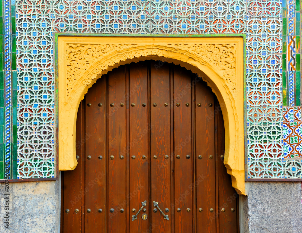 Fachada de una casa antigua de estilo morisco. Arquitectura mudéjar en ...