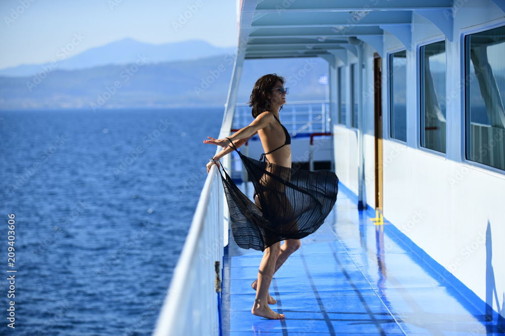 Stock-Foto „Sexy lady walk on deck of cruise liner with sea on ... Stock-Foto „Sexy lady walk on deck of cruise liner with sea on ...