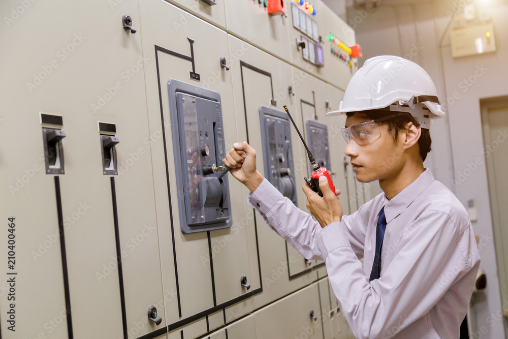 Foto de Stock Control Room Engineer. Power Plant Control Panel ...