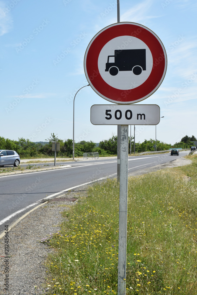 Panneau interdit aux poids lourds de plus à 500 mètres Stock Photo ...