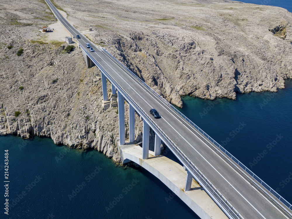 Vista aerea del ponte dell’isola di Pag, Croazia, strada. Scogliera a ...