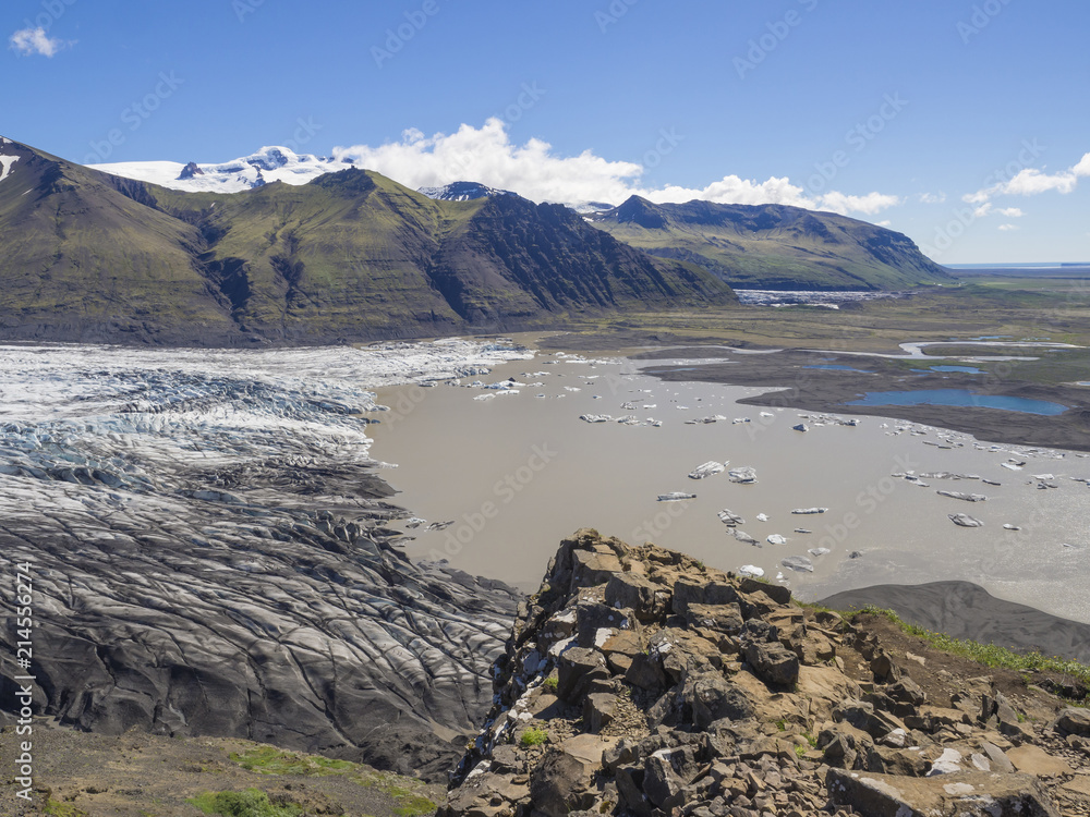 View on glacier lagoon with icebergs and tongue of Skaftafellsjokull ...