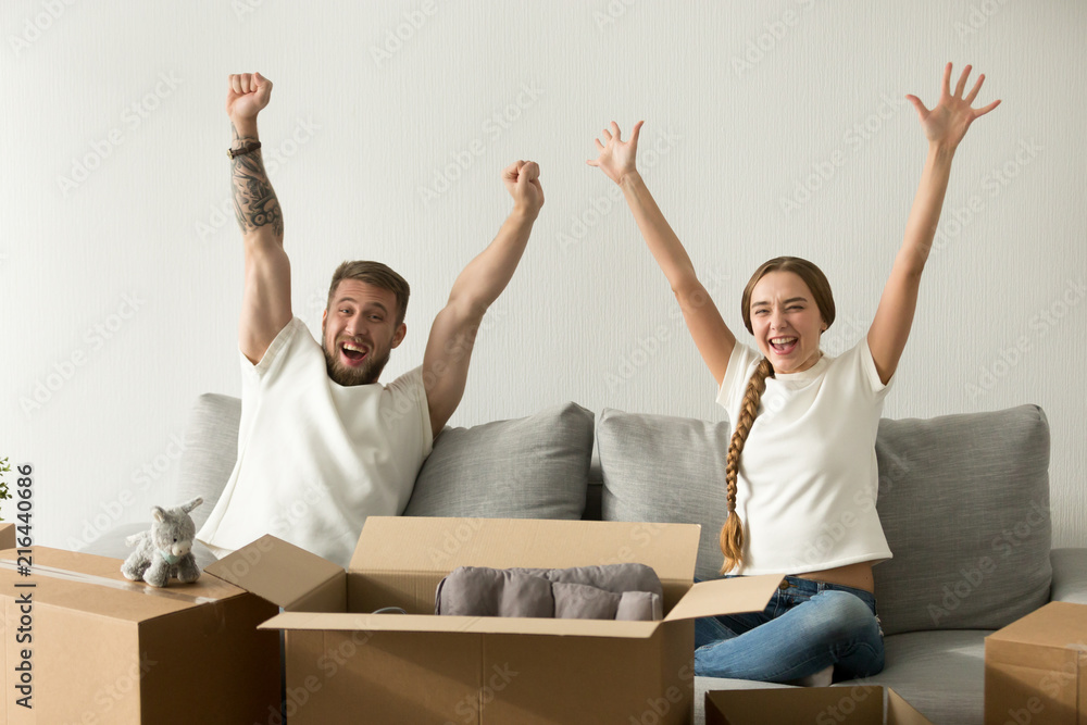 Photo Stock Excited millennial couple moving to new home, happy husband ...