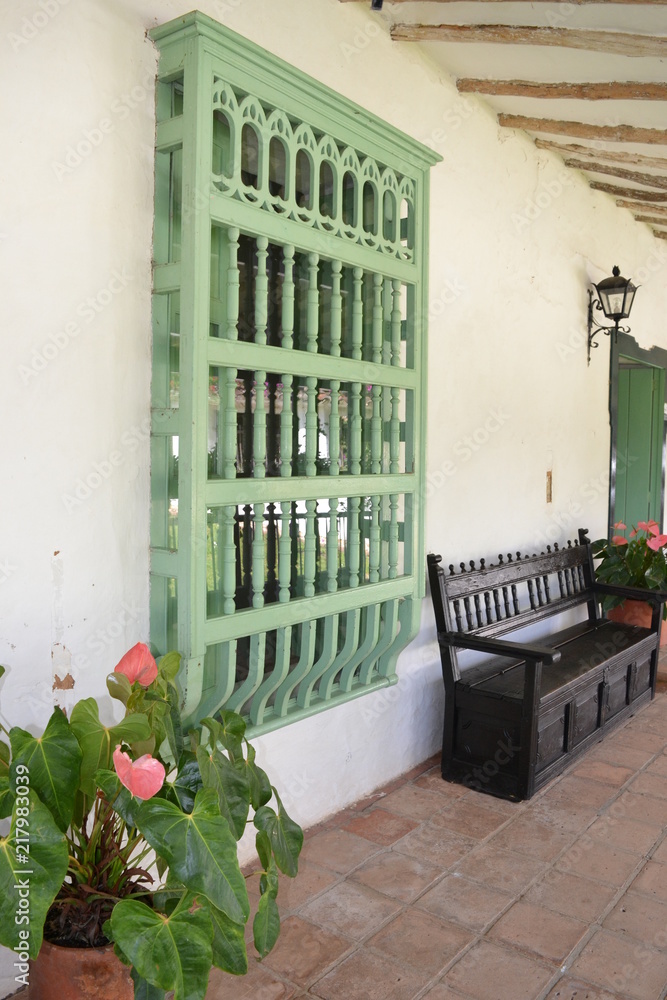 casa ventana mata flor jardin butaca madera barrotes puerta luminaria ...