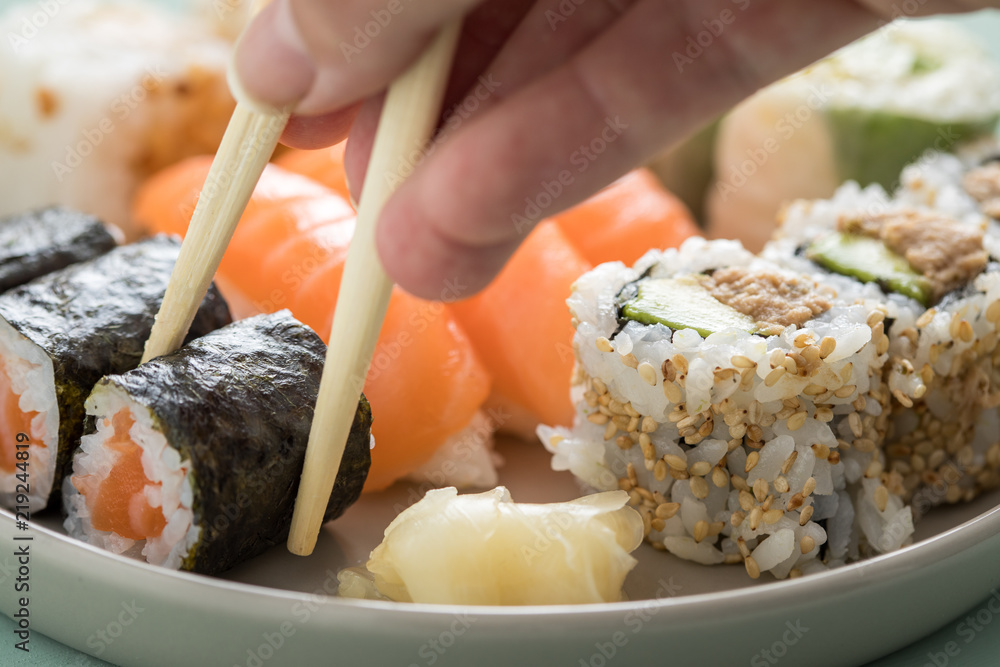 Frau isst Lachs und Tunfisch Mix Sushi Platte mit Nigiri, Maki und ...