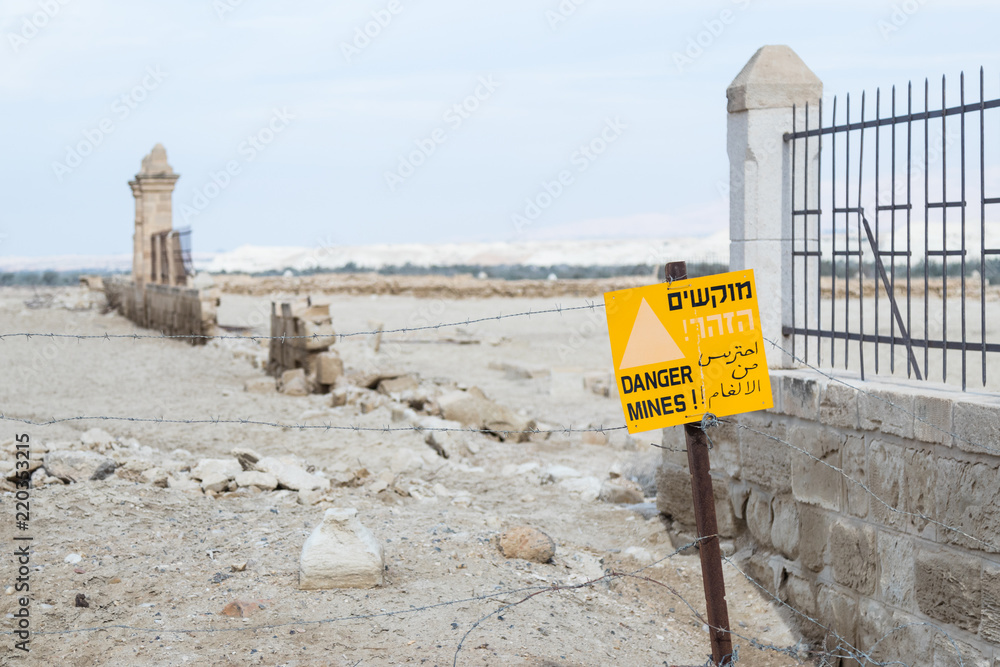 Foto Mine fields around the Baptismal Site of Jesus Christ - Qasr el ...