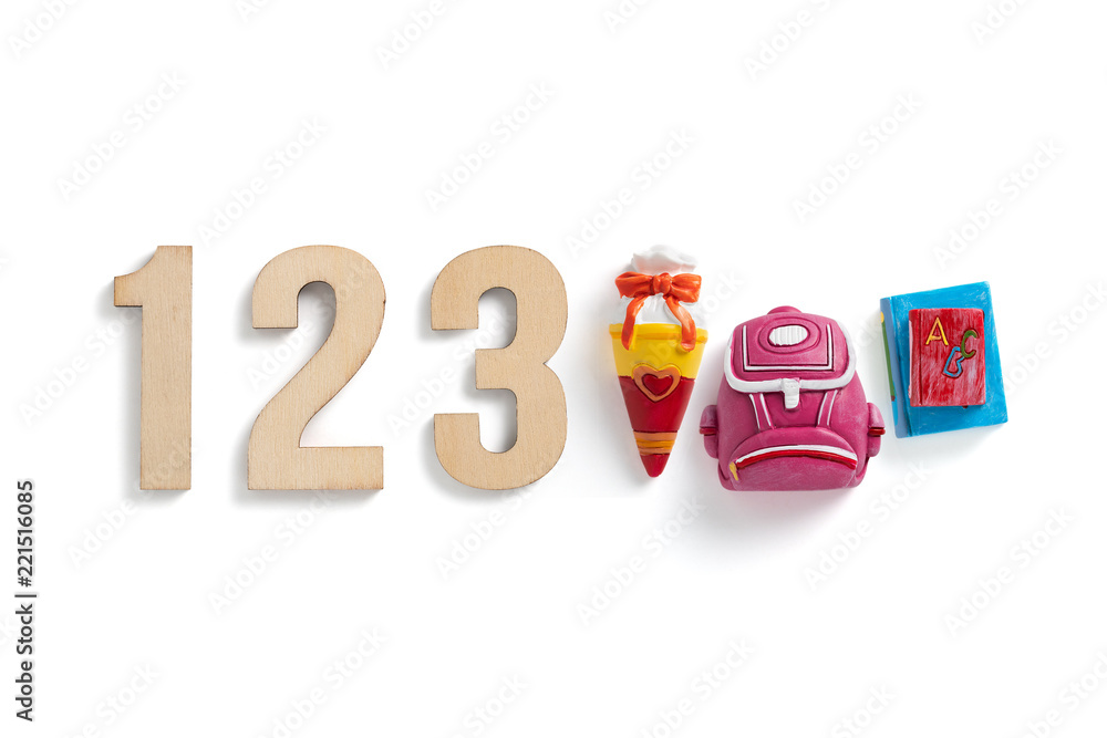 Zahlen 123 und Symbole für Schulanfang auf weißem Hintergrund Stock ...