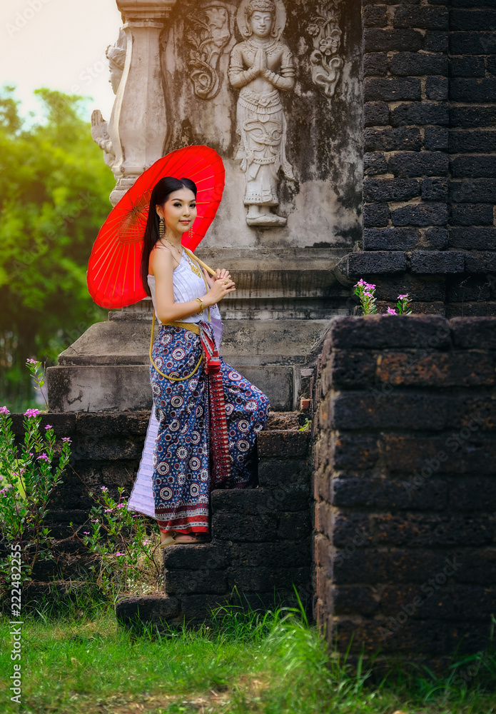 Beautiful Thai girl in traditional dress costume red umbrella as Thai ...