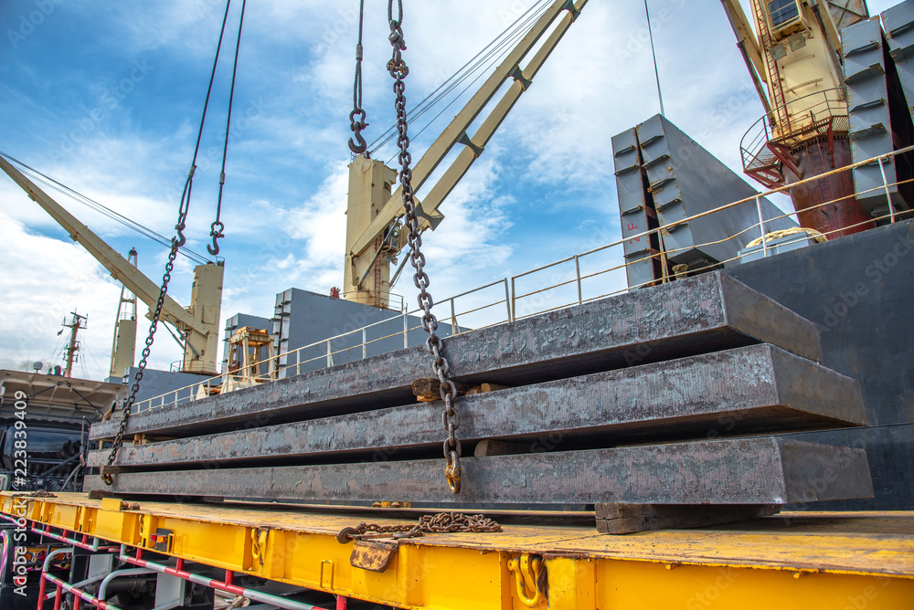 Foto bundle of steel slabs being loading discharging in port terminal ...