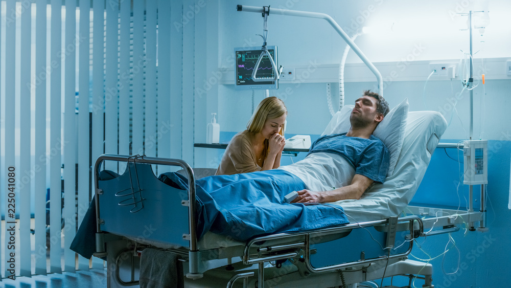 Foto de Stock In the Hospital Sick Man Lying on the Bed, His Visiting ...