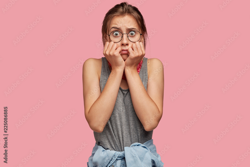 Foto de Stock Terrified trembling woman stares in stupor with eyes ...