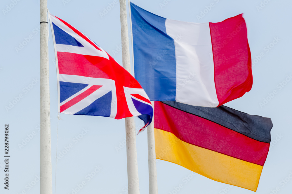 Foto de Stock drapeaux anglais, français et allemand | Adobe Stock