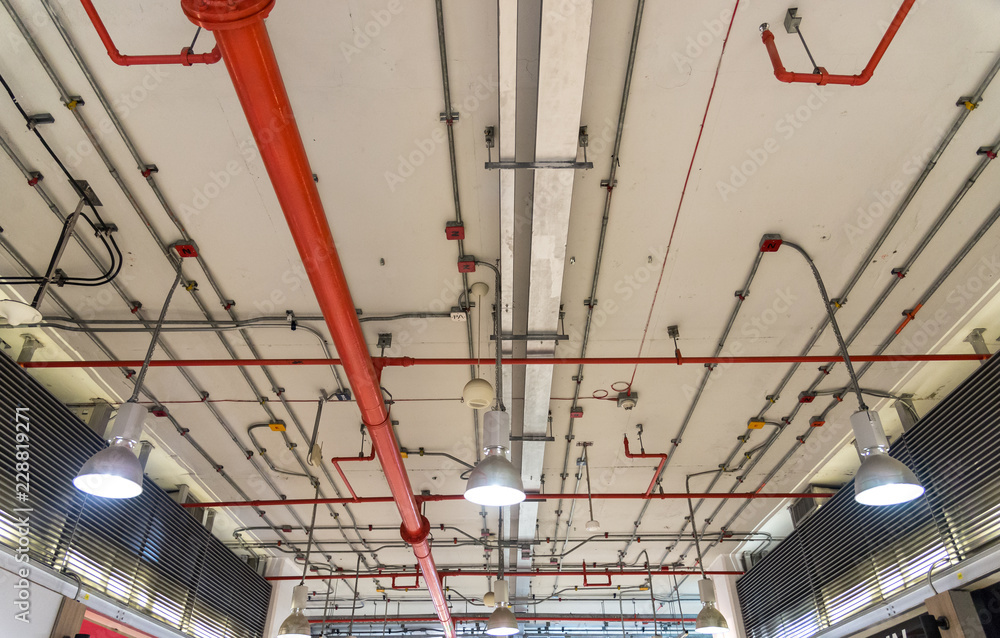 Foto power line in running conduit tube on ceiling, galvanized steel ...