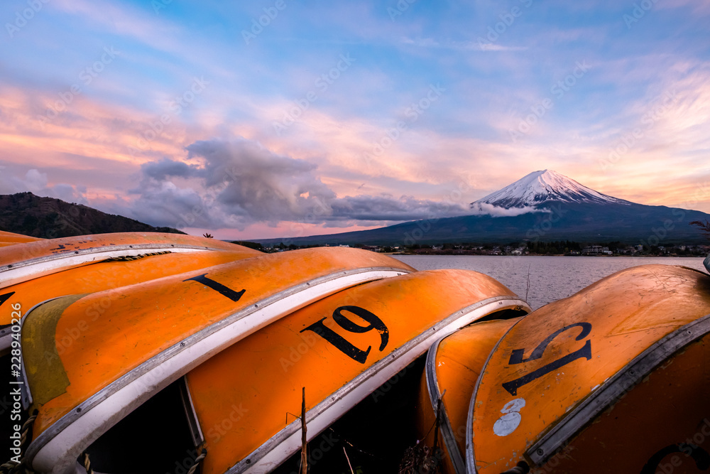 Beautiful scenery during sunset of Lake kawaguchiko in Japan with the ...