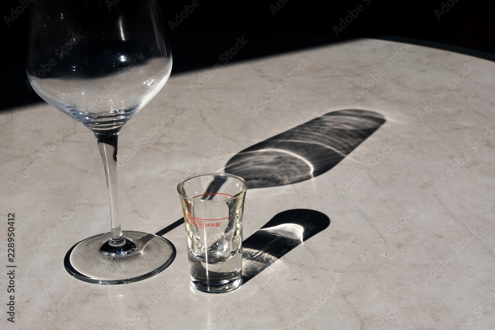 Kunststoff Marmor Imitation Tisch in Restaurant Terrasse nach dem Essen ...