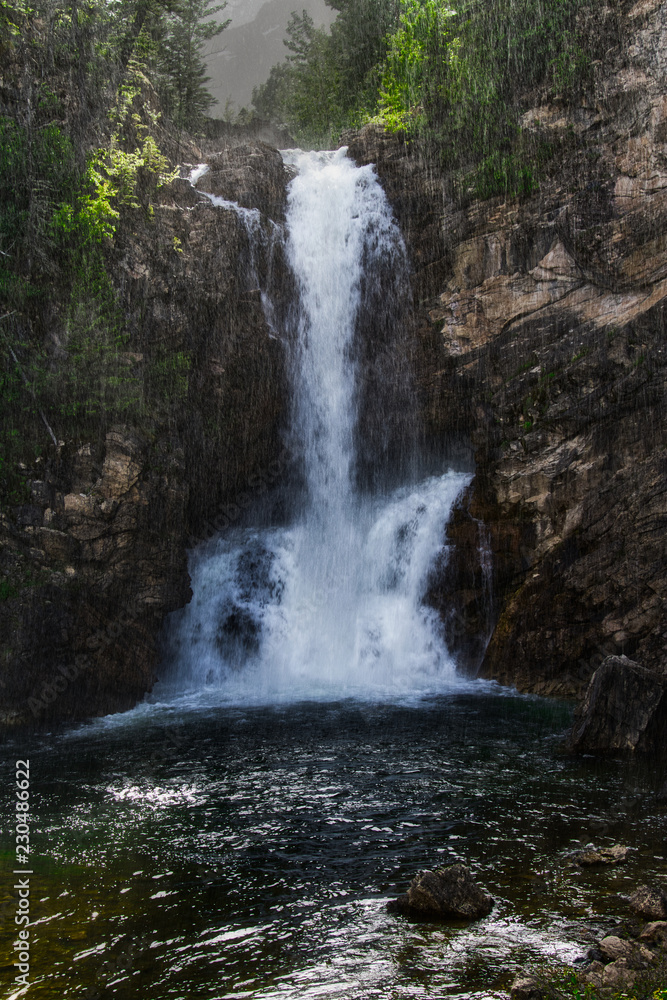 Foto de Stock Running Eagle Falls in the rain in Glacier Nation Park ...