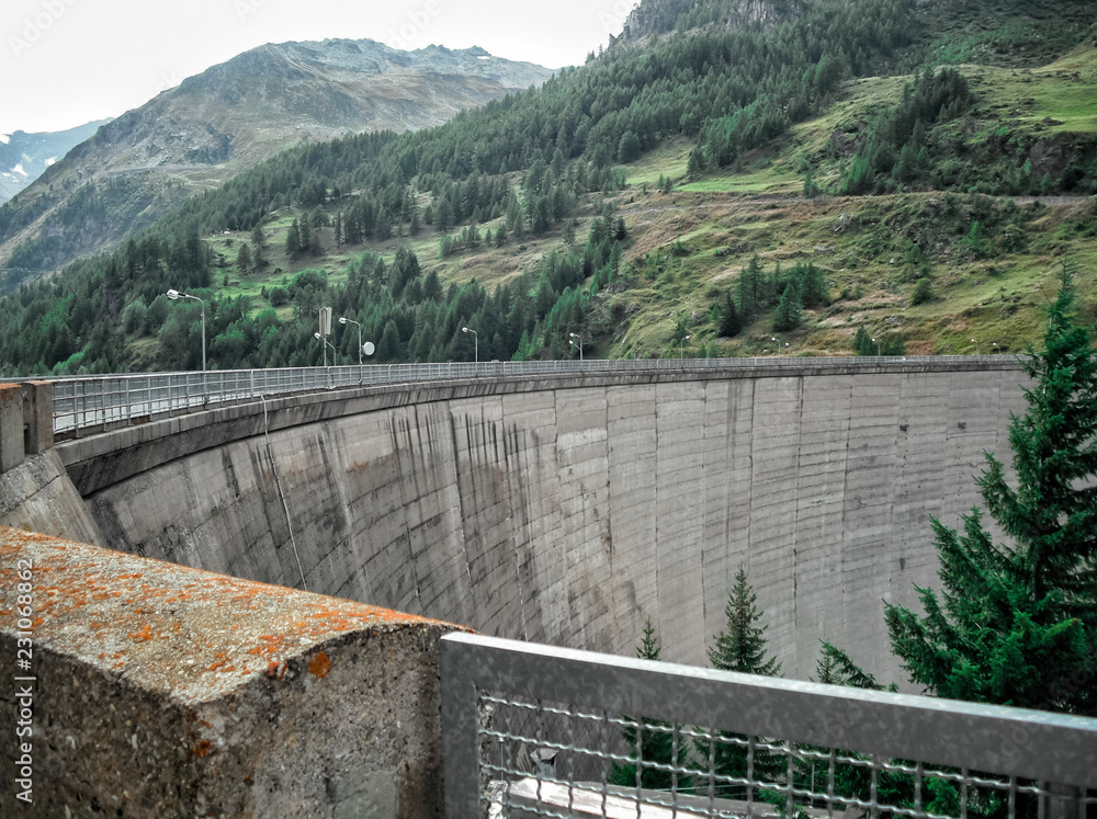 Beauregard Dam, a gravity arc construction, before the partial ...