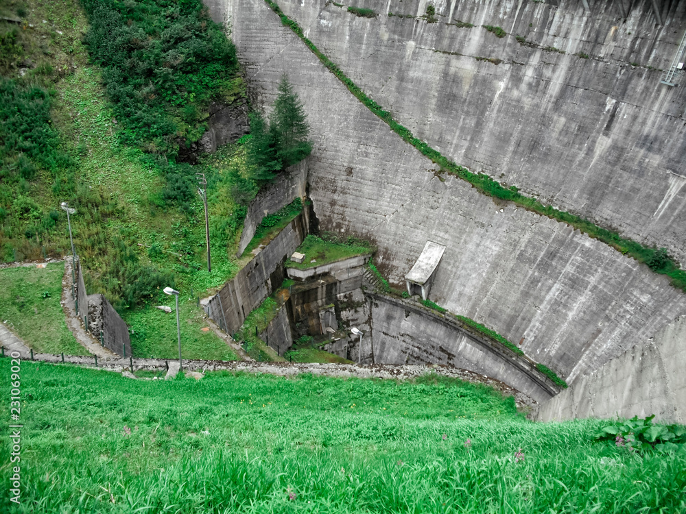 Beauregard Dam, a gravity arc construction, before the partial ...