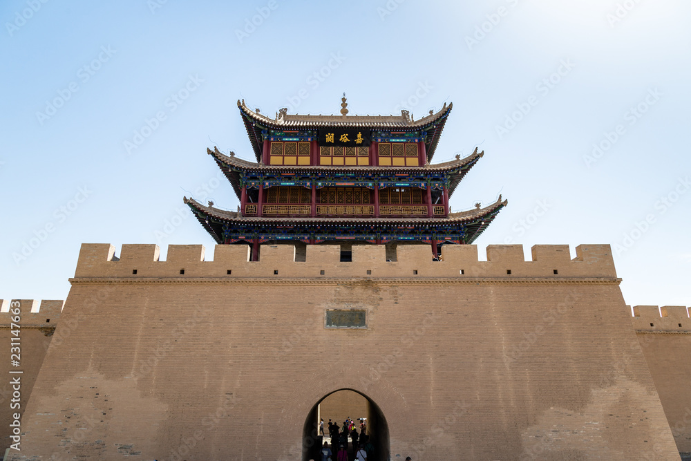 Stock-Foto „The gate facing the Gobi desert of Jiayuguan Fort, Gansu ...