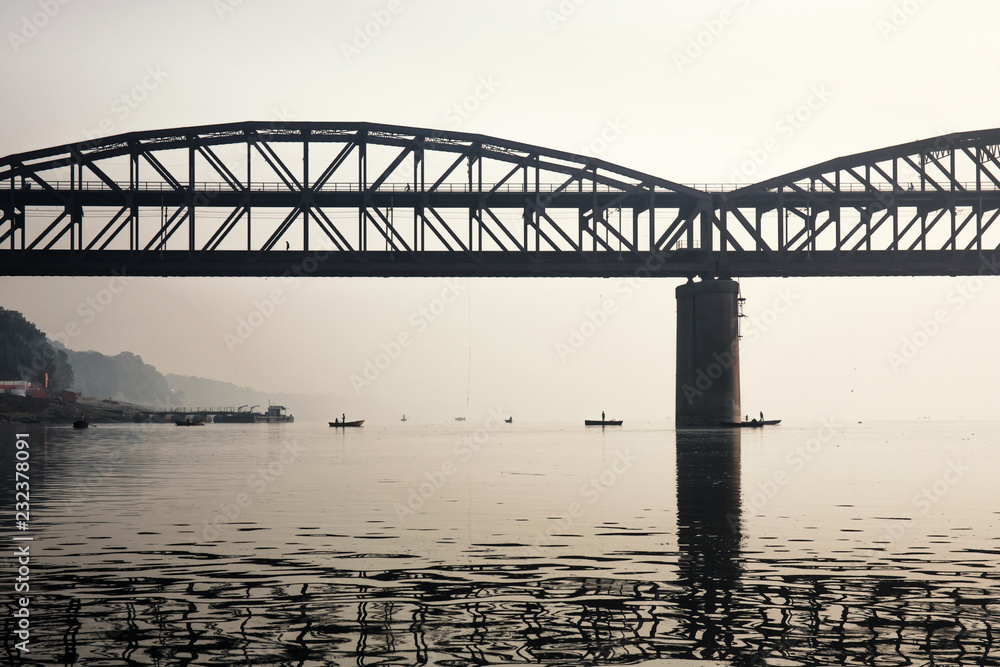 Photo Stock Rajghat bridge on the river Ganges at sunrise. Also known ...
