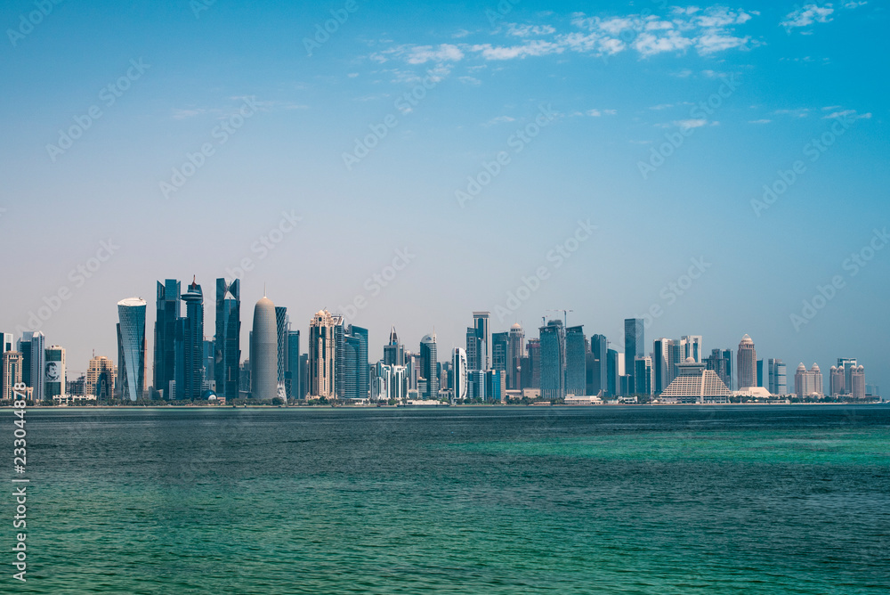 Foto de Stock DOHA, QATAR - 4 AUGUST 2018: The modern city of Doha with ...