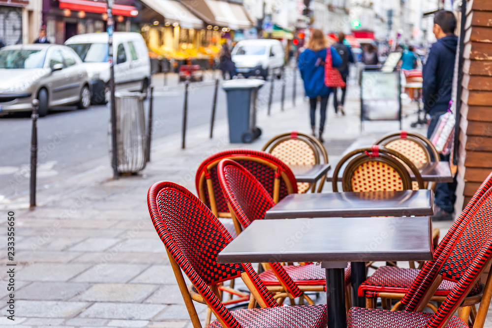 Photo Stock PARIS, FRANCE, on OCTOBER 26, 2018. Typical Parisian street ...