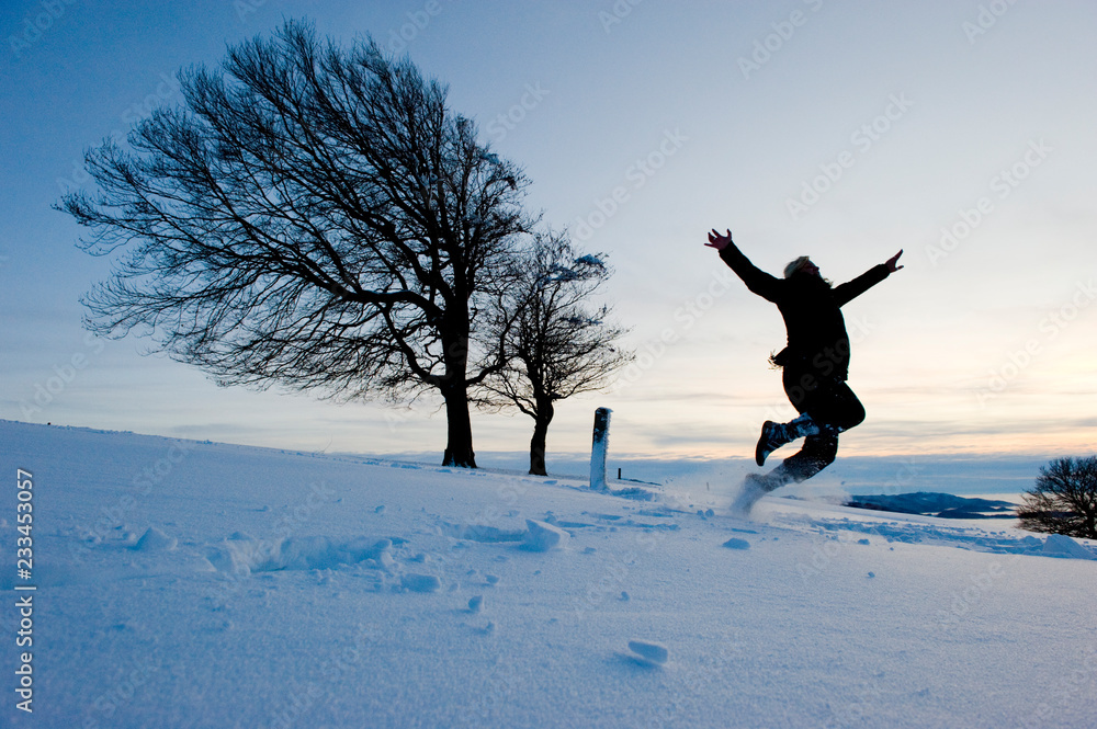 endlich Winter -- Frau springt begeistert in die Luft Stock Photo ...