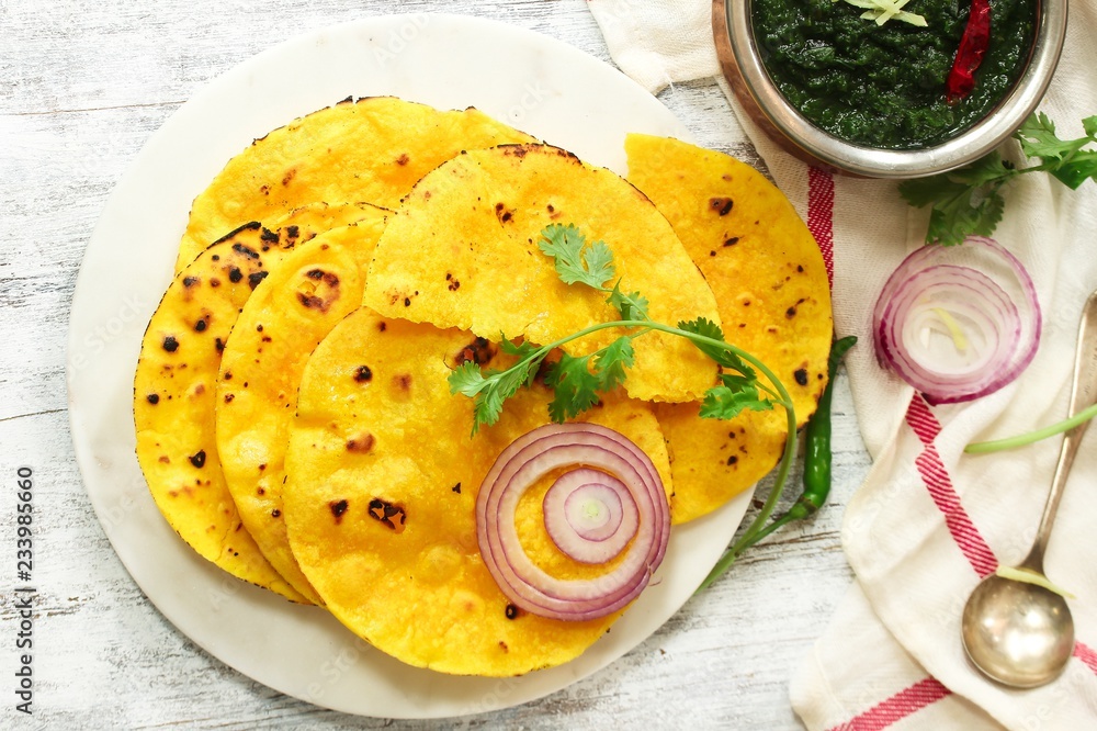 Foto de Stock Sarson ka saag and Makki ki roti /Indian corn bread with ...