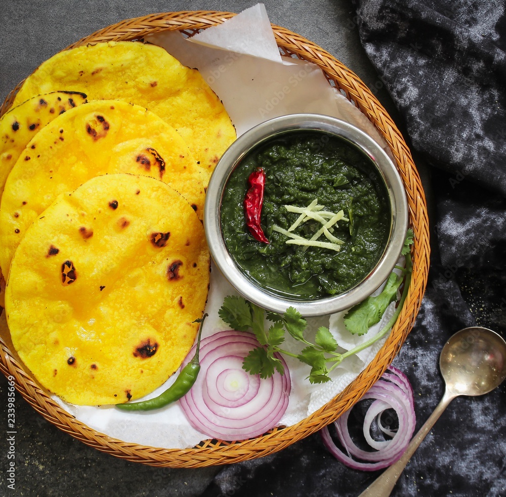 Foto de Stock Sarson ka saag and Makki ki roti /Indian corn bread with ...