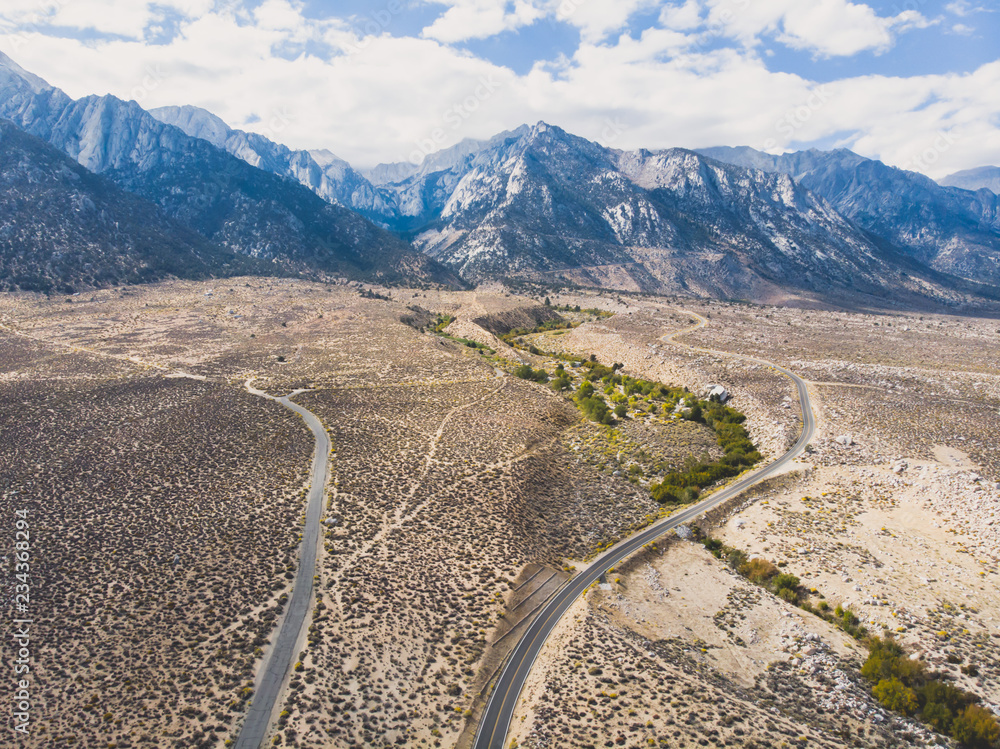 Foto de Stock View of Lone Pine Peak, east side of the Sierra Nevada range, the town of Lone ...