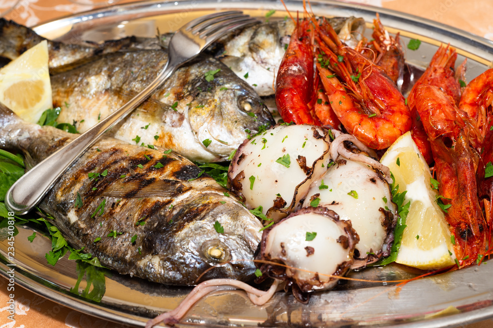 Vassoio di pesce, molluschi e crostacei arrosto Stock Photo | Adobe Stock