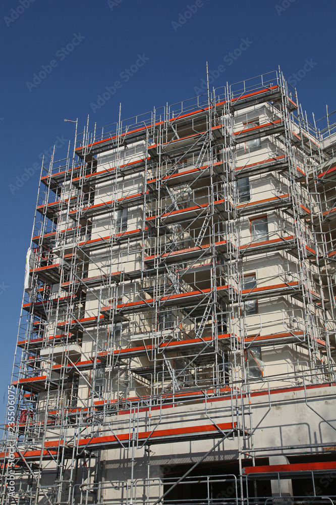 Echafaudage d'un immeuble en construction Stock Photo | Adobe Stock