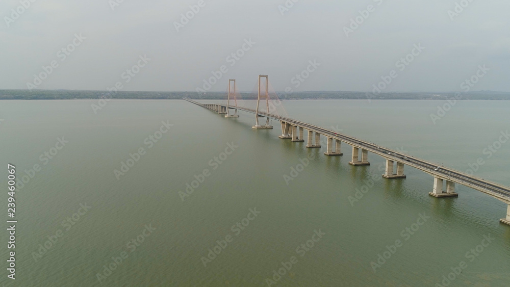 Stock-Foto „suspension bridge over madura strait with highway and car ...