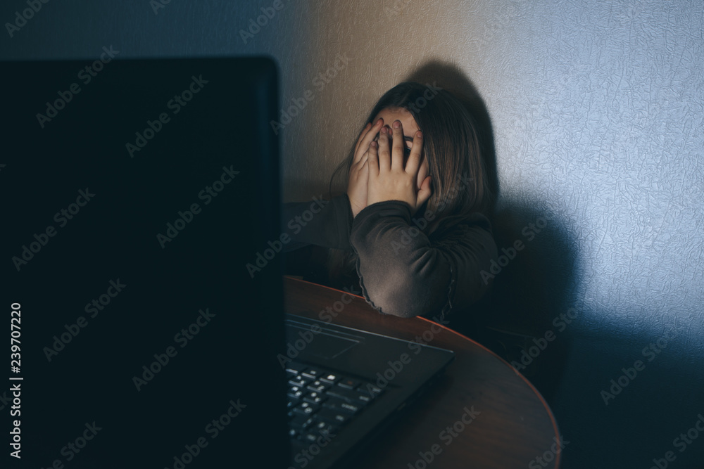 Foto Teenager girl suffering internet cyber bullying scared and ...