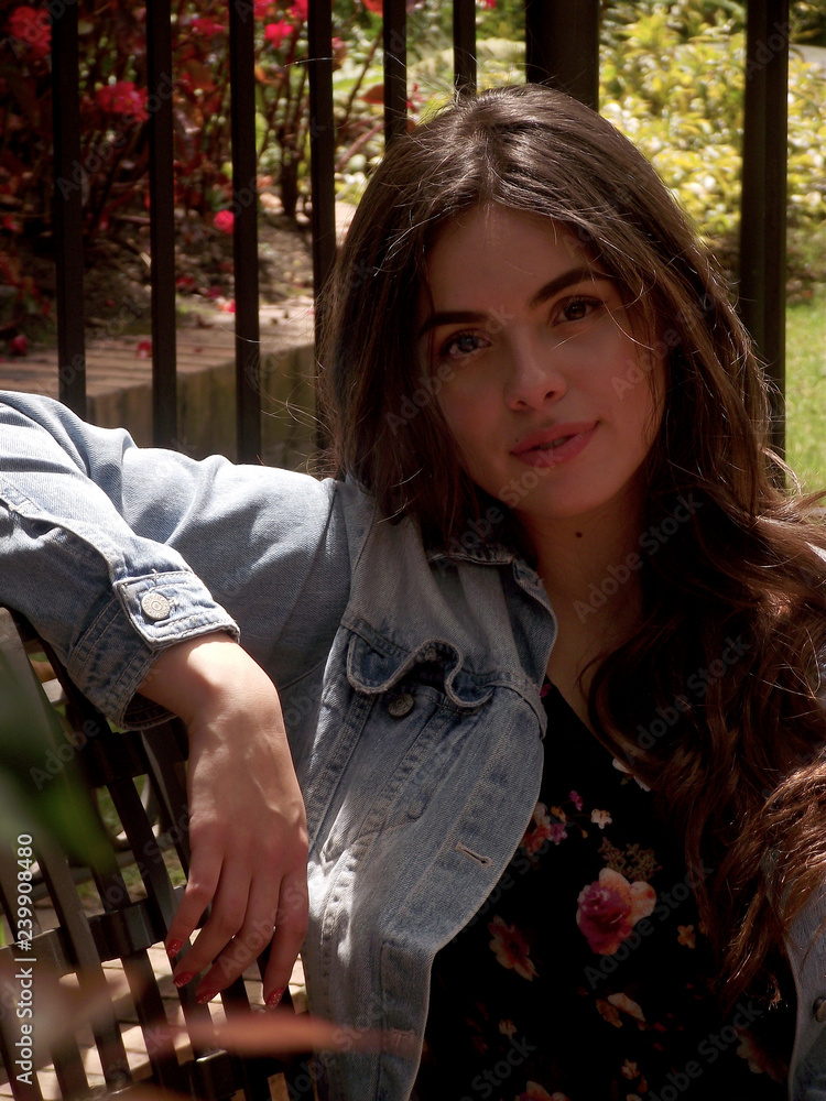 Daniela chica joven con chaqueta azul sentada en silla metalica Stock ...