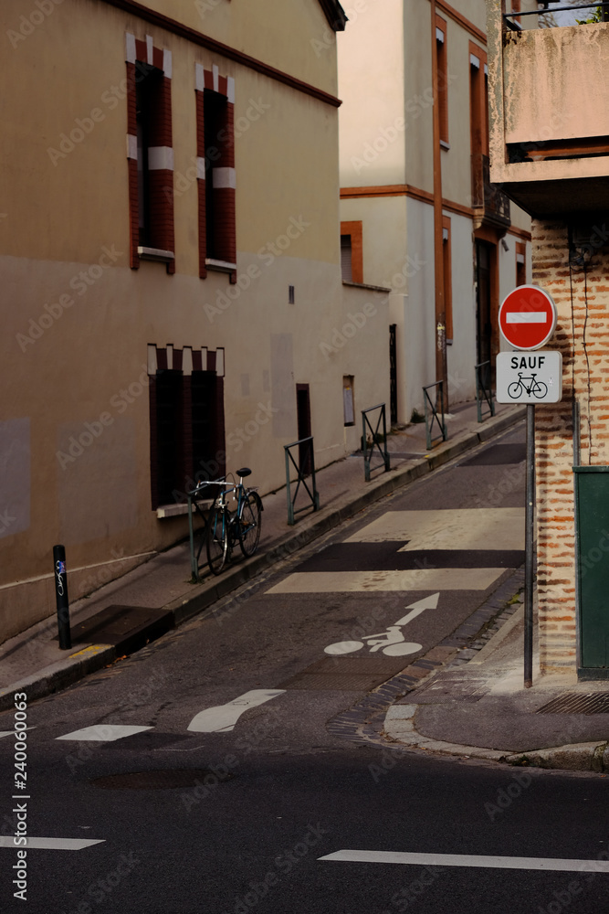 Rue montante en sens unique avec piste cyclable Stock Photo | Adobe Stock