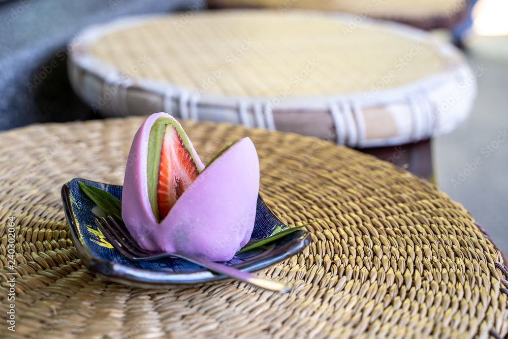 Foto Fresh strawberry Daifuku and Matcha Mochi in a plate. Tokyo sweet ...