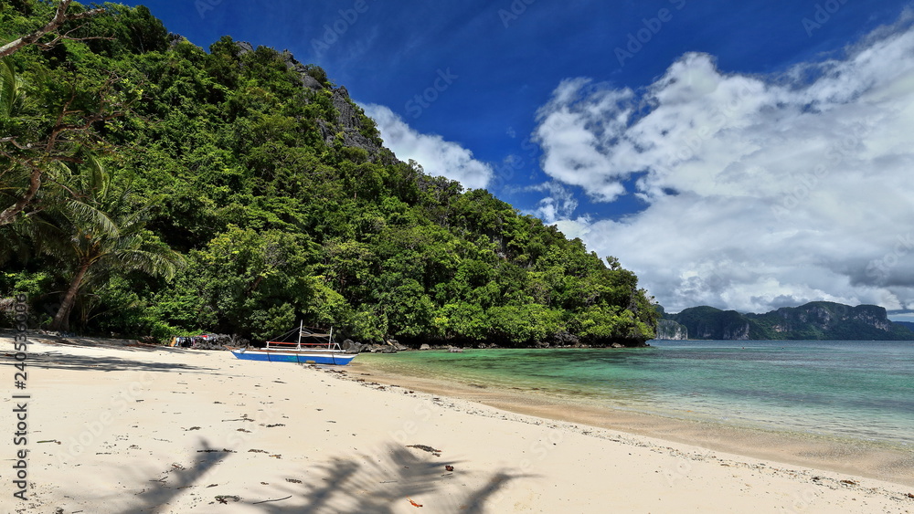 Cudugnon beach with old Filipino bangka-tour boat stranded. El Nido ...