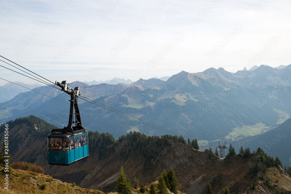 Foto de Stock Bergbahn am Walmendinger Horn - Allgäuer Alpen | Adobe Stock