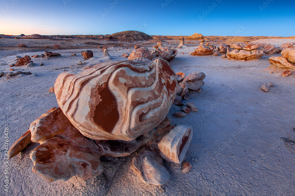 Foto de Stock Bisti De-Na-Zin Wilderness Area, New Mexico: Hoodoos and egg like structures in an ...
