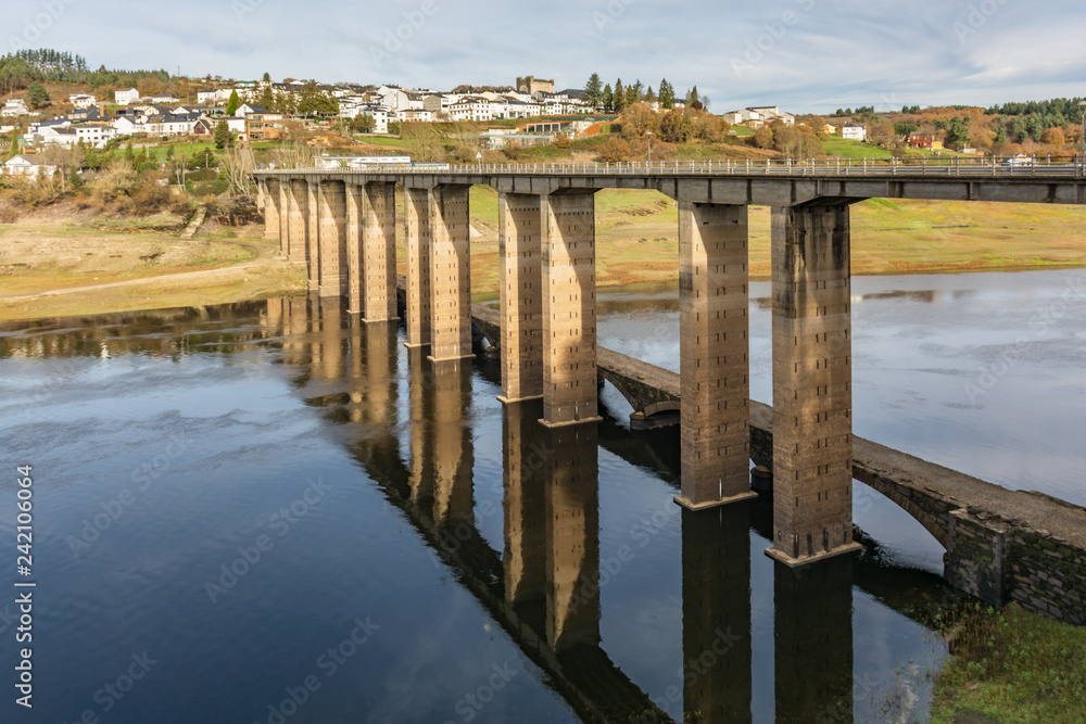 Roman bridge over the river Miño and next to it the new modern bridge ...