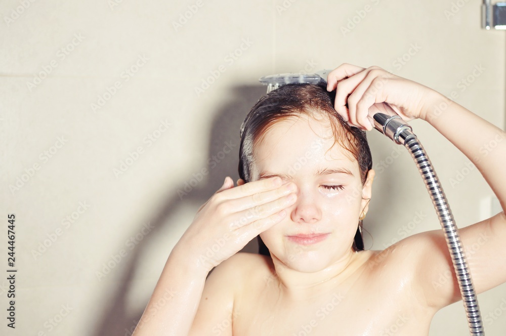 Photo Stock Young European white girl (child, kid) taking shower in the ...
