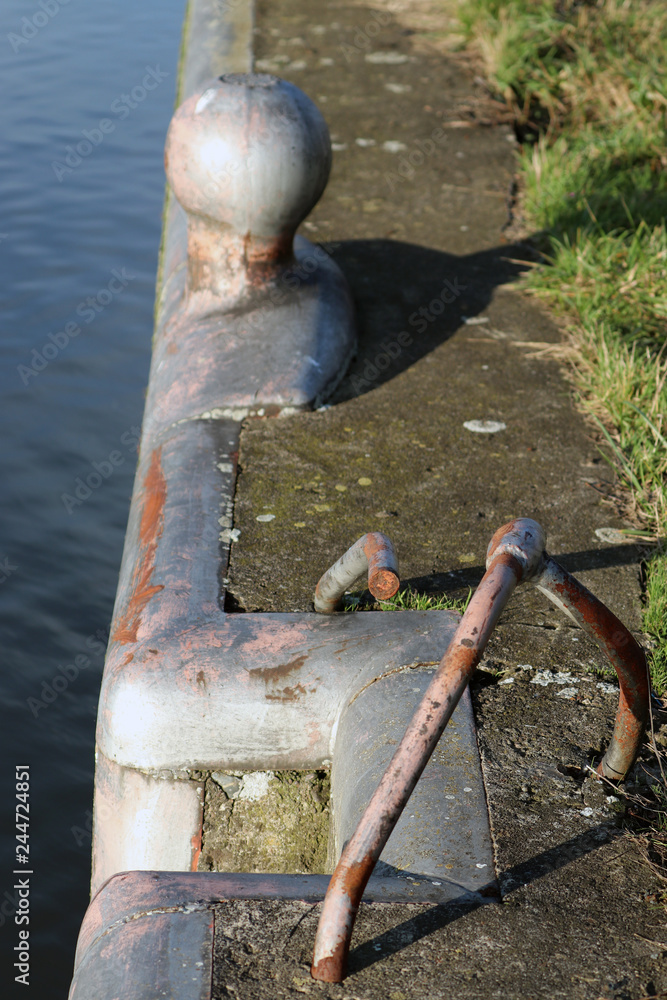Bite d’amarrage et son échelle cassée Stock Photo | Adobe Stock