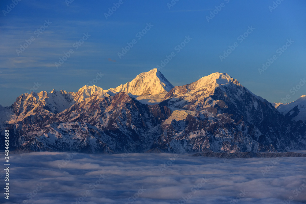 Foto Minya Konka (Mount Gongga) view from Niubeishan Cattle Back ...