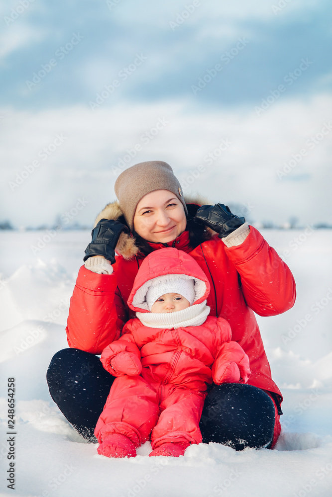 Mom and daughter pose for a winter photo shoot in snowy winter Stock ...
