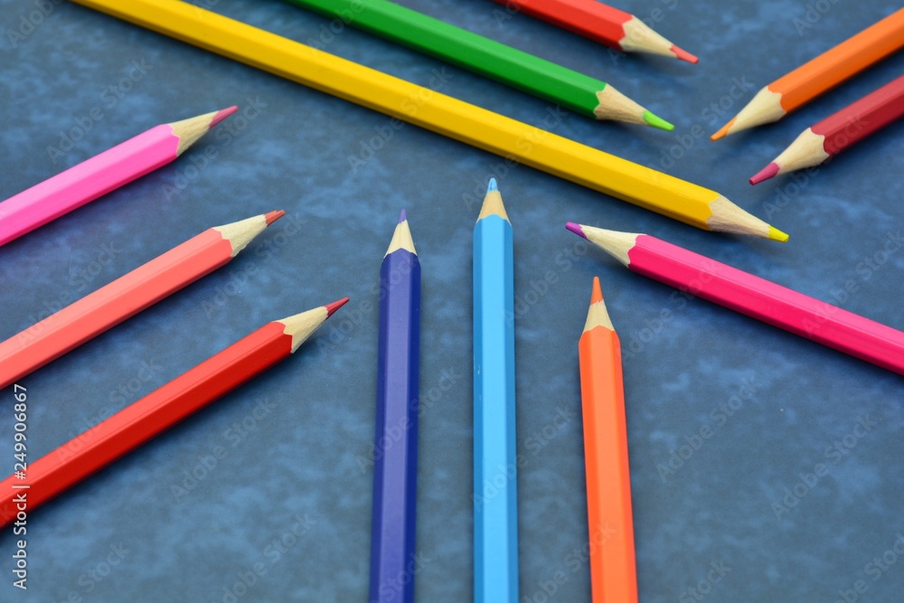 Lápices de colores de diferentes formas, en un fondo azul Stock Photo ...