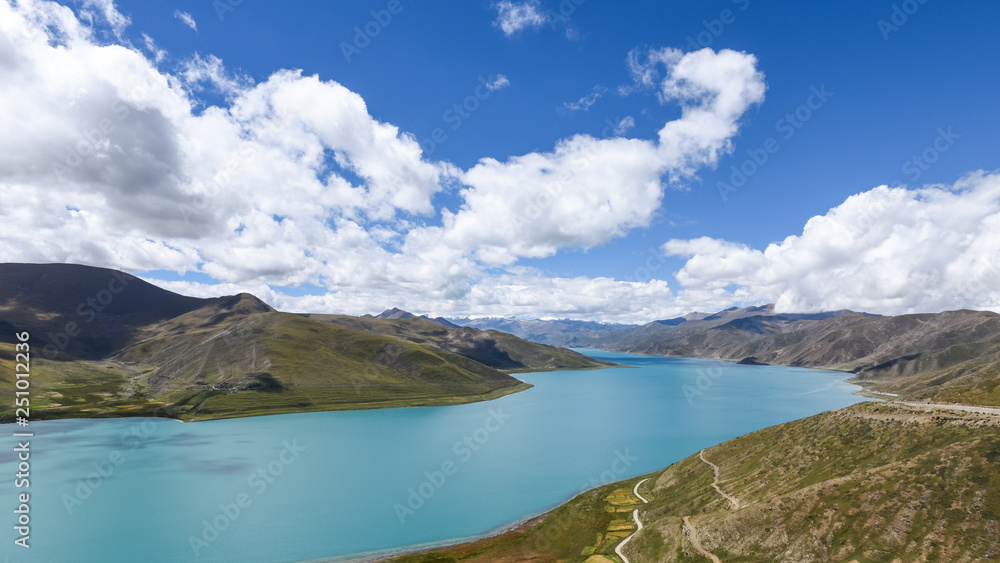 Stock-Foto „View of Yamdrok Lake (also known as Yamdrok Yumtso or Yamzho Yumco), it is a ...