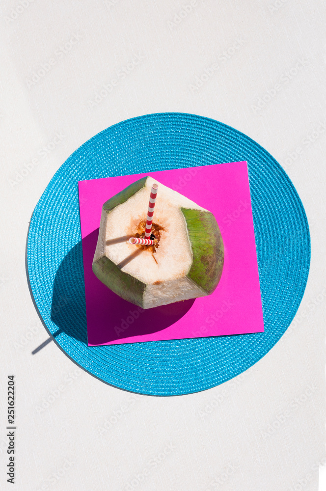 Coco refresco con popote listos para beber su agua Stock Photo | Adobe ...