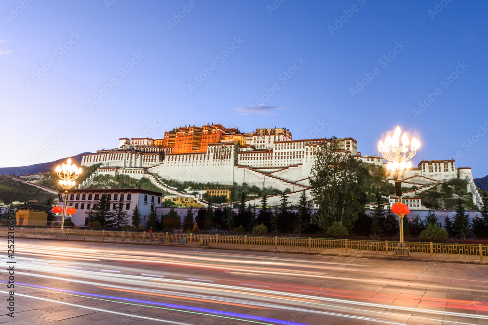 Foto de Stock sun set scene of the Potala Palace from the Potala Palace ...